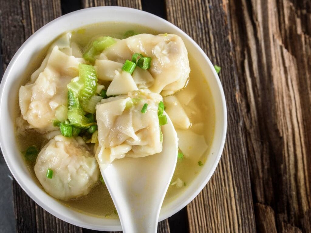 Jak zrobić zupę wonton? – sprawdzony przepis krok po kroku